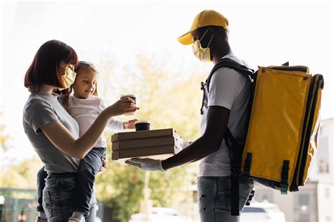 노란색 얼굴 마스크에 아프리카 계 미국인 배달 남자 제복 배달받는 사람에게 소포 상자 배달 2 3 살에 대한 스톡 사진 및 기타 이미지 Istock