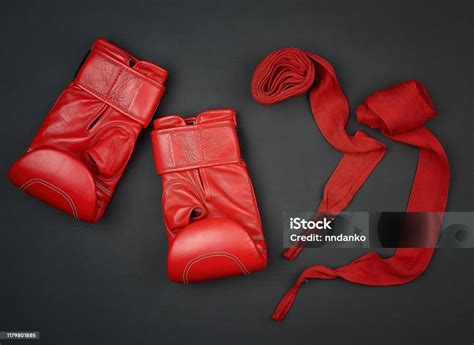 검은 색 배경에 빨간 가죽 복싱 장갑과 빨간 섬유 붕대 한 쌍 0명에 대한 스톡 사진 및 기타 이미지 0명 가죽 건강관리와 의술 Istock