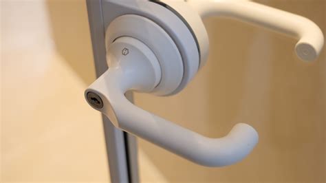 모든하우징 잠금을 원하신다면 슬림 여닫이 도어는 키가 없는 타입과 키가 있는 타입