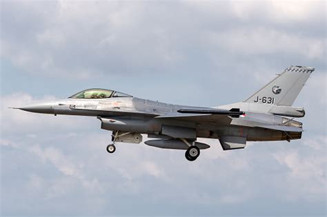 네덜란드 왕립 공군 제너럴 다이내믹스 F16am Raf 페어포드에 착륙하기 위한 접근 법 0명에 대한 스톡 사진 및 기타 이미지 Istock