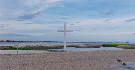 경치 경치가 좋은 고요한 고요함 공중 촬영 구름 명상 모래 물 미니멀리즘 밀물과 썰물 바다 바다 경치 반사 상징 섬 수평선 신앙 십자가