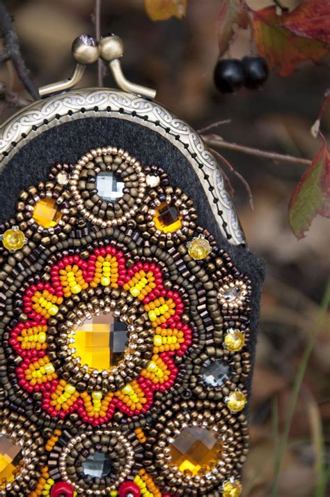 Красно оранжевый очечник вышитый бисером