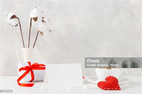 면 빨간 심장 모닝 커피와 발렌타인 데이엽서 가벼운 벽 컨셉의 배경에 대한 선물이있는 꽃병 공간을 복사합니다 2월에 대한 스톡 사진 및 기타 이미지 Istock