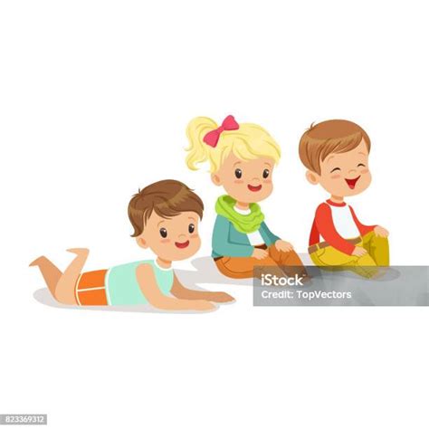 달콤한 작은 아 이들이 앉아서 다채로운 문자 바닥에 누워 듣기에 대한 스톡 벡터 아트 및 기타 이미지 듣기 2명 교사 교육 관련 직업 Istock