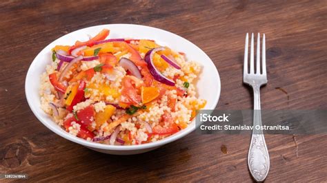 쿠스쿠스 토마토 Ypeper 양파의 전통 지중해 샐러드를 나무 테이블에 접시에 얹어 모로코 요리와 알제리 요리 0명에 대한 스톡 사진 및 기타 이미지 Istock