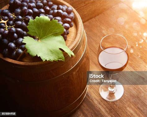 와인과 나무 통 잘 익은 포도와 나무 테이블에 와인의 유리 러시아에 대한 스톡 사진 및 기타 이미지 러시아 반원통형 둥근