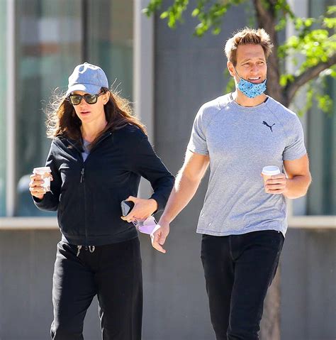Jennifer Garner Dispara Los Rumores De Una Posible Boda Al Aparecer Con