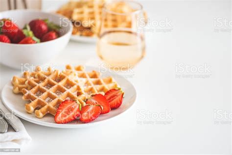 흰 접시에 딸기와 가루 설탕을 곁들인 벨기에 와플 아침 식사 음식 개념 공간 복사 0명에 대한 스톡 사진 및 기타 이미지 0명 곡초류 과일 Istock
