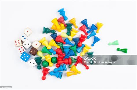 흰색 배경에 고립 주사위와 다채로운 놀이 그림 공간을 복사합니다 졸에 대한 스톡 사진 및 기타 이미지 졸 주사위 개념 Istock