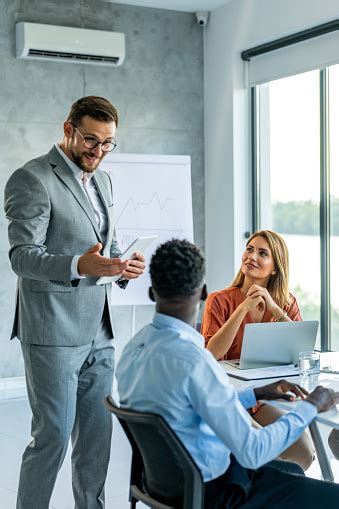 직장의 현대적인 사무실에서 회의를 하는 다양한 사업가들의 그룹 모임에 대한 스톡 사진 및 기타 이미지 모임 전문 직업 테크놀로지 Istock