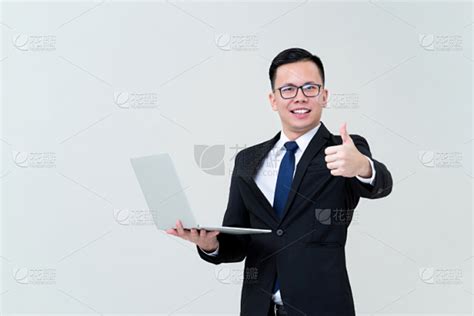 男商人 笔记本电脑 翘起大拇指 数字化显示 背景分离 仅男人 技术 仅一个男人 教练 中国人