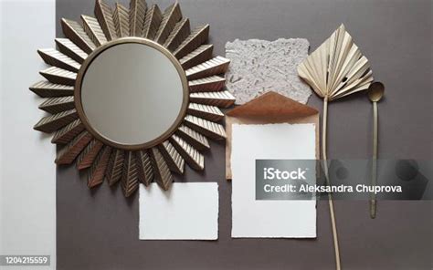 말린 야자수 잎 질감 테이블 배경에 공예 봉투와 빈 흰색 동양 열대 결혼식 초대 카드 모형 현대 템플릿 브랜딩 Id 열대 디자인 플랫 레이 상단 보기 0명에 대한 스톡 사진