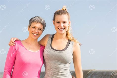 Het Sportieve Moeder En Dochter Glimlachen Stock Afbeelding Image Of