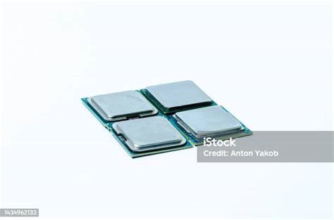 흰색 배경에 격리된 컴퓨터 프로세서 Cpu 중앙 처리 장치 마이크로칩 0명에 대한 스톡 사진 및 기타 이미지 0명 Cpu 공학 Istock