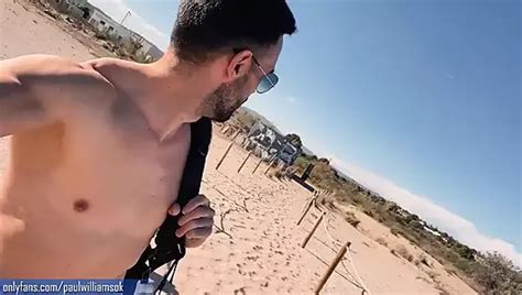 性感的拉丁男人在公共海滩上赤身裸体 Xhamster