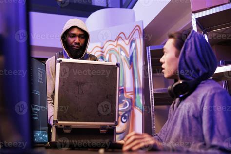 Africano Americano Hacker Apertura Negro Caja Con Malicioso Secuestro De Datos Programa Para