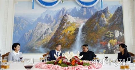 [포토]얘기 나누는 문재인 대통령과 김정은 국무위원장