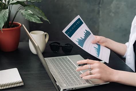 생산적인 사업가 랩톱 키보드로 입력하고 Office 작업 영역에서 문서를 관리합니다 키보드 클로즈업을 타이핑하는 여성 손 노트북을 사용하는 사업가 사무실에서 문서를 들고