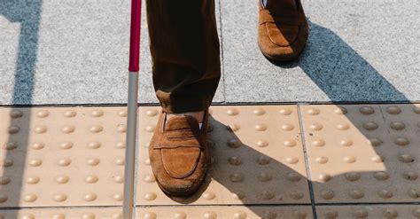 가죽 신발 거리 안전 걷고 있는 겉옷 공공 공간 디자인 그림자 패턴 남자 도시 계획 도시 이동성 도시 접근성 독립 맹목 보행 보조 기술 보행 보조