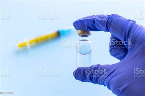 파란색 라텍스 장갑에 유리 바이알 배경에 흐린 주사기로 의사의 손을 닫습니다 건강 및 예방 접종 개념 의료 주사 복사 공간이 있는 이미지입니다 0명에 대한 스톡 사진 및