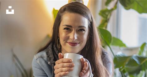 손에 커피 한 잔을 들고 있는 여자 사진 Unsplash의 무료 여자 이미지