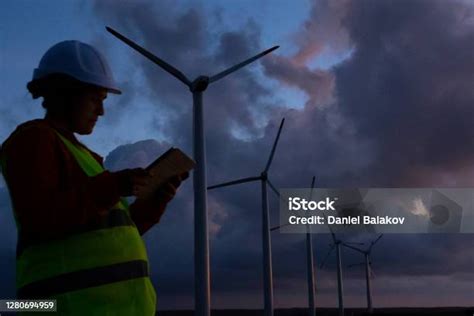 재생 에너지 시스템 황혼에 풍력 터빈 발전소에서 현장에서 작업하는 전기 유지 보수 엔지니어 밤 하루 시간대에 대한 스톡 사진 및 기타 이미지 Istock