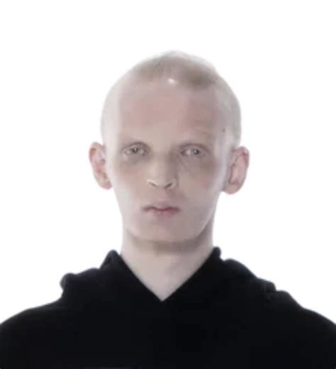 Why The Model Look Like That Omg😭😭😭 Rcarticulture