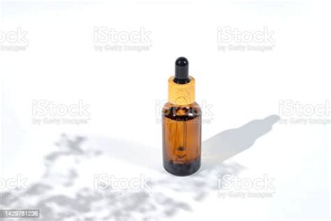 아름다운 꽃 그림자가있는 일광이있는 흰색 배경에 혈청 또는 젤이있는 호박색 점적기 병 스킨케어 천연 화장품 0명에 대한 스톡 사진 및 기타 이미지 Istock