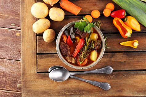 야채와 고기 스튜 테이블에 감자 당근 신선한 허브를 곁들인 소고기 스튜 0명에 대한 스톡 사진 및 기타 이미지 0명 고기