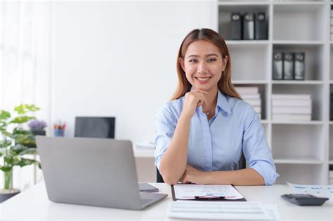 자신감 넘치는 아시아 사업가들이 노트북 컴퓨터를 들고 현대적인 사무실에 앉아 있다 20 24세에 대한 스톡 사진 및 기타 이미지 20 24세 경영자 계획 Istock