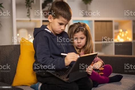 동생과 여동생이 소파에 앉아 있는 동안 오빠가 태블릿을 그리는 동안 2 3 살에 대한 스톡 사진 및 기타 이미지 2 3 살 2명 6 7 살 Istock