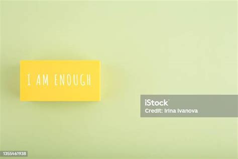 복사 공간이 있는 밝은 베이지 색 배경에 대한 최소한의 개념으로 충분하다 0명에 대한 스톡 사진 및 기타 이미지 0명 감정 개념 Istock