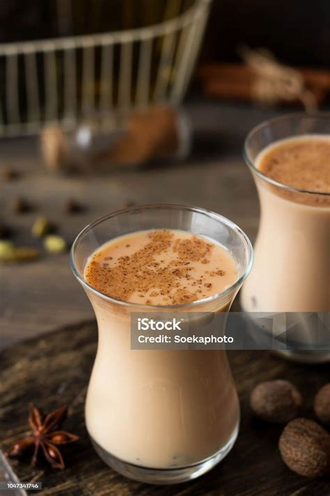 전통적인 인도 Masala 차입니다 향기로운 향신료와 우유 매운 차입니다 0명에 대한 스톡 사진 및 기타 이미지 0명 감초 허브 검정후추 열매 Istock