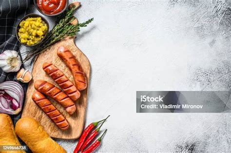 튀긴 양파 칠리 토마토 케첩 오이 소시지와 함께 다양한 수제 핫도그 재료 흰색 배경입니다 맨 위 보기입니다 복사 공간 배경 주제에 대한 스톡 사진 및 기타 이미지 Istock