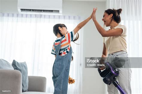 백인 아름 다운 어머니는 어린 아이 딸과 함께 집을 청소합니다 매력적인 아름다운 엄마는 집안일과 집안일을 위해 지저분한 더러운