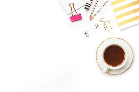 우아한 여자 데스크톱입니다 커피 컵 및 테이블에 항목이 없습니다 작품에 대 한 모형입니다 위에서 볼 수 있습니다 플랫이 하다 0명에 대한 스톡 사진 및 기타 이미지 Istock