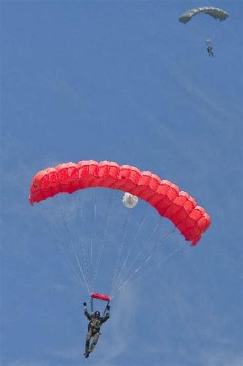 Son Parachute Ne Souvre Pas Mais Elle Survit à Une Chute De 1000 Mètres