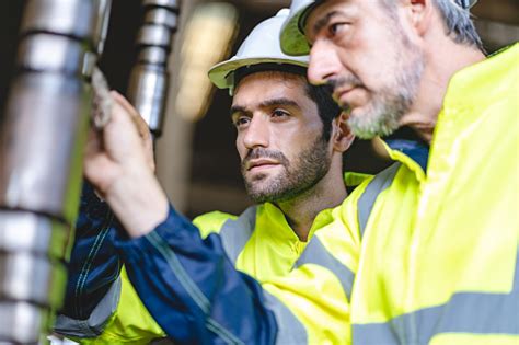 건설 공장에서 중공업 제조 기계의 안전 시스템을 점검하고 생산 작업 기술의 공장 장비를 서비스하기 위해 일하는 전문 기술자 엔지니어 25 29세에 대한 스톡 사진 및 기타
