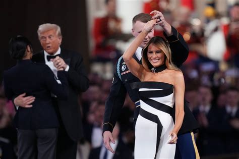 La Elegancia De Melania Trump En Los Bailes Tras La Investidura