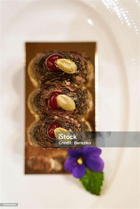 오트 요리 또는 높은 주방 음식 개념 식용 설탕에 절인 결정화 보라색 꽃으로 장식 초콜릿 코팅 오리 간 파테 절묘한 고급 식사 0명에 대한 스톡 사진 및 기타 이미지