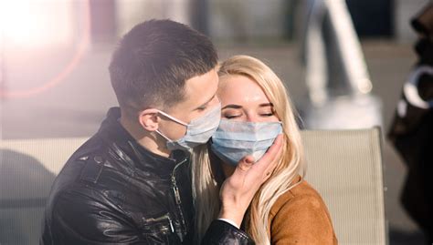 부부는 코로나 바이러스의 전염병에 대한 뉴스의 확산 동안 도시의 거리를 걷고 의료 마스크를 착용 1월에 대한 스톡 사진 및 기타 이미지 Istock