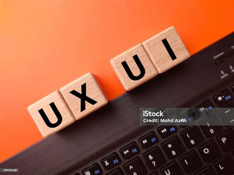 주황색 배경에 Ux Ui라는 단어가 있는 키보드와 나무 블록입니다 사용자 인터페이스 및 사용자 경험 디자인 컨셉 0명에 대한 스톡 사진 및 기타 이미지 Istock