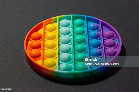 감각 장난감의 최고 보기는 그것을 팝업 새로운 트렌디 한 무지개 장난감 검은 색 배경에 어린이와 성인을위한 다채로운 안티