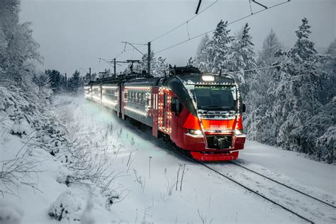 Cверкающая огнями электричка курсирует между Красноярском и Дивногорском