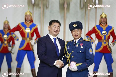 ФОТО Ерөнхийлөгч БНТУ д үүрэг гүйцэтгэсэн алба хаагчдад төрийн цол одон медаль гардууллаа