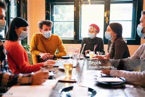 새로운 프로젝트에 대한 아이디어를 공유하고 보호 얼굴 마스크를 착용하는 회의에 참석한 다양한 사람들의 그룹 20 24세에 대한 스톡 사진 및 기타 이미지 Istock
