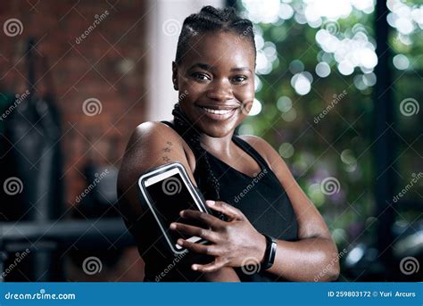 Alla Beh Ver En Spelningslista F R Att Kunna Arbeta Med En Attraktiv Ung Kvinnlig Idrottsman