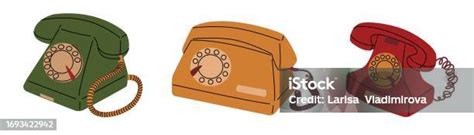 회전식 다이얼링이 있는 빈티지 스타일의 3개의 유선 세대 전화기로 설정됩니다 통신 기술의 진화 흰색 배경에 분리된 벡터