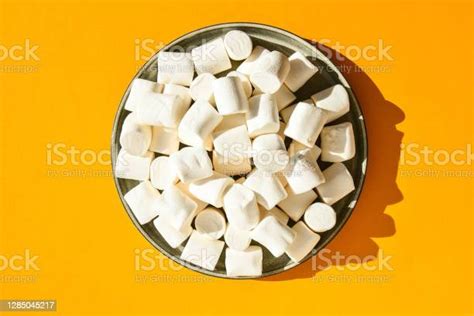 노란색 배경 복사 공간에 접시에 흰색 마시멜로 크리스마스 음료를 만들고 케이크를 장식하기위한 재료 개념에 대한 스톡 사진 및 기타 이미지 Istock