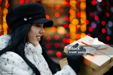 모자와 모피 코트를 입고 도시에서 선물 상자를 들고 예쁜 웃는 갈색 머리 여성 텍스트 공간 20 24세에 대한 스톡 사진 및 기타 이미지 Istock